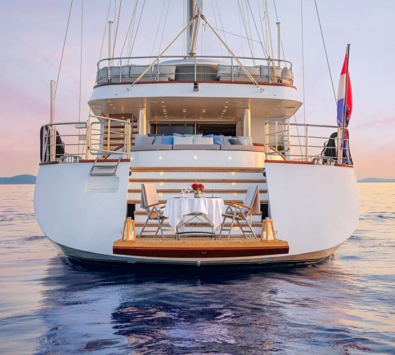 Transom Image Gallery – Luxury Yacht Browser | by CHARTERWORLD ...